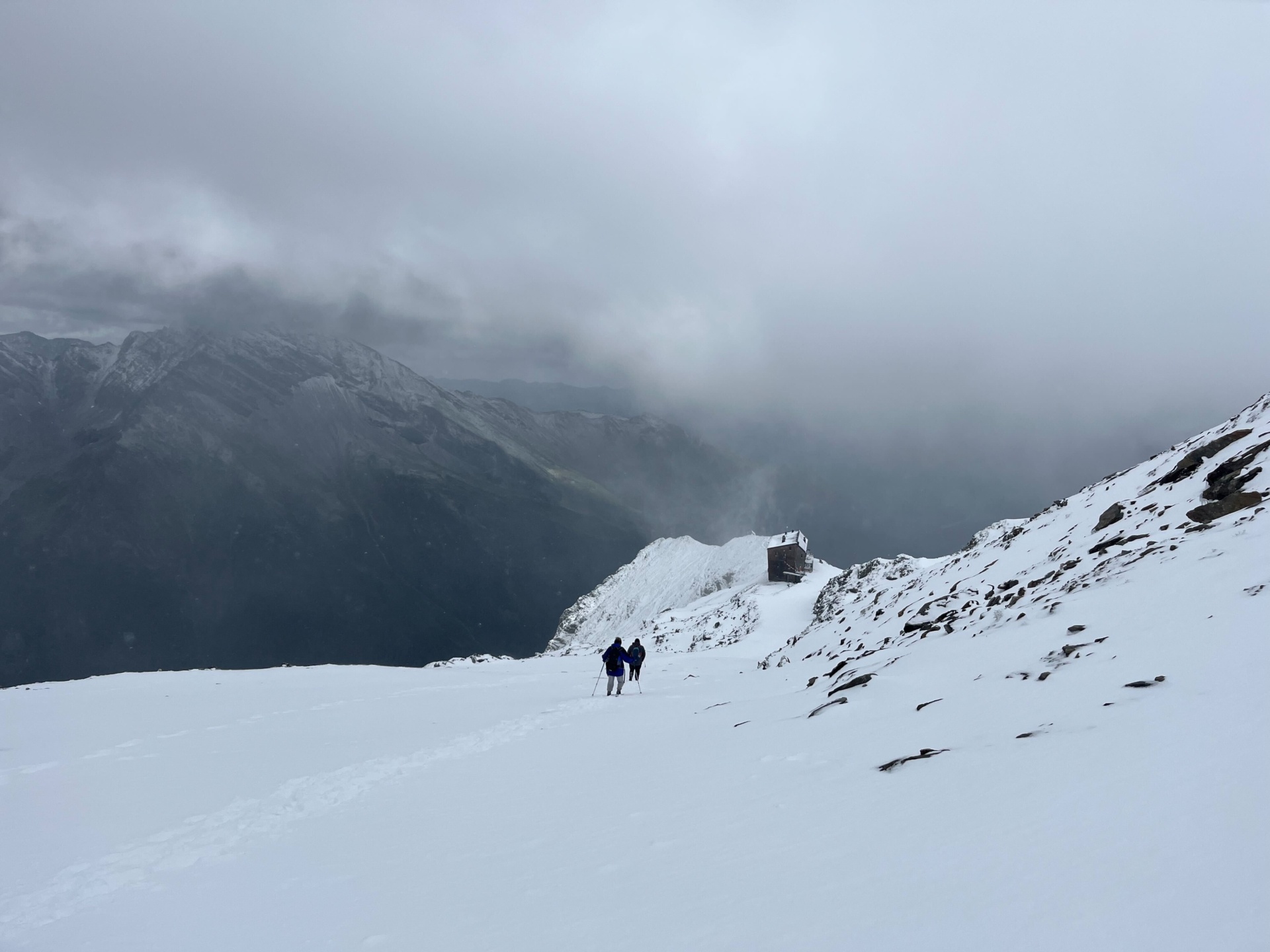 Van zomersneeuw naar tropisch warm - met dronebeelden uit de bergen ...